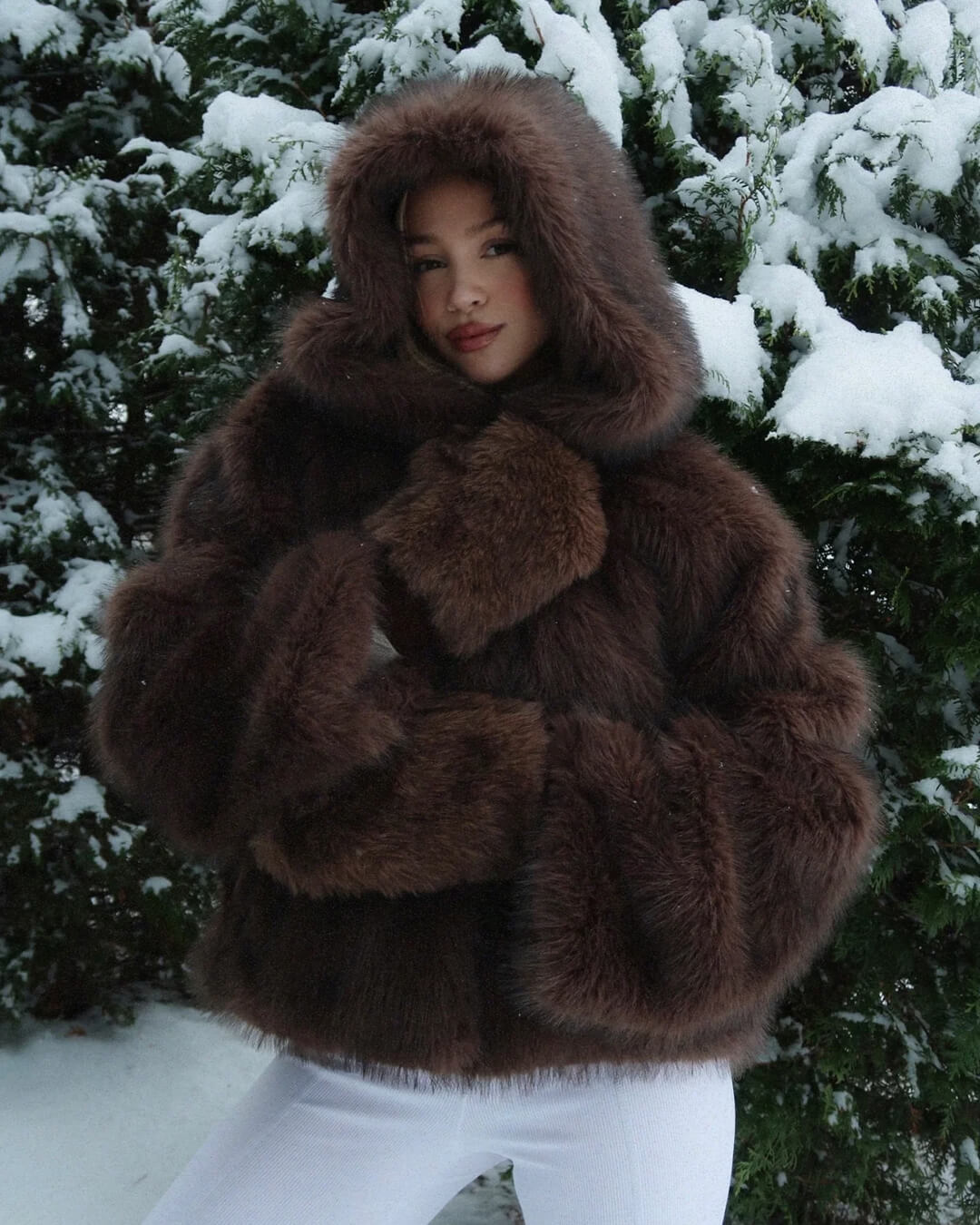 Ivy kort frakke med hætte i kunstpels – SOERA